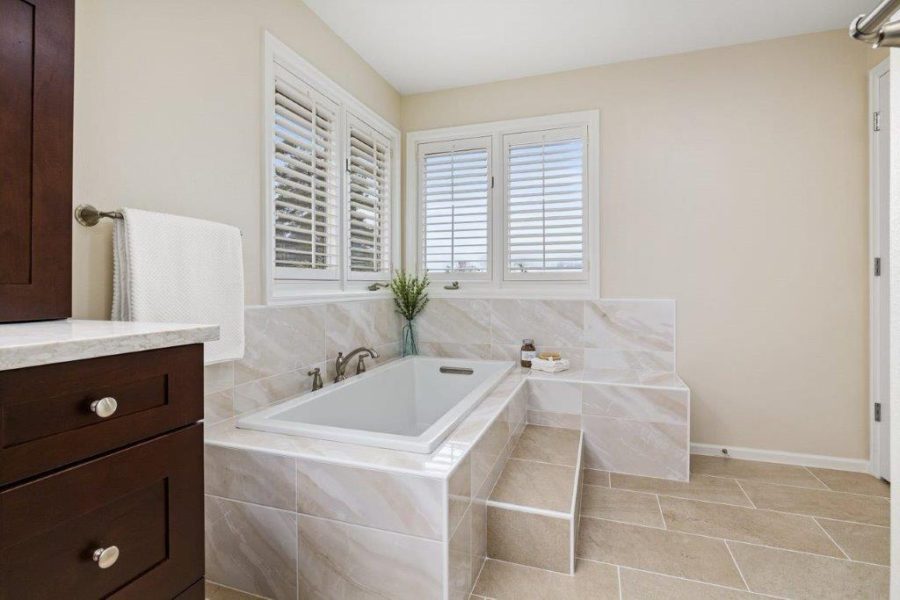 Soothing Neutral Master Bathroom | NIBIO | The Dutch Designer